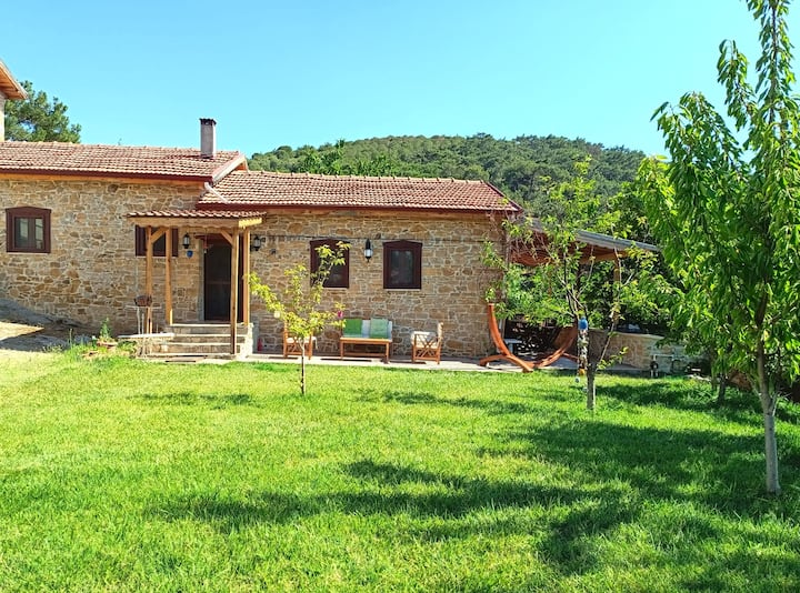 Peaceful Stone Cottage Near Beaches, Bbq & Veranda - Burhaniye