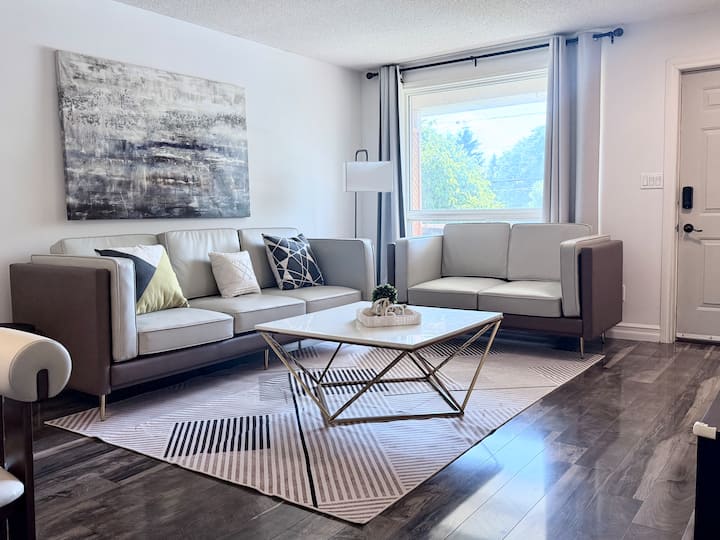 A Cozy 2-bedroom House Near Brock And 4th Avenue. - St. Catharines