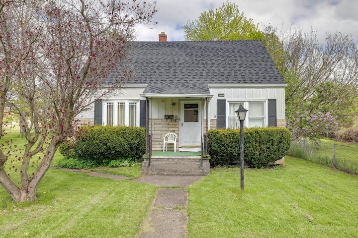 Walk To Falls, Casino! Niagara Family Home W/ Yard - Niagara Falls