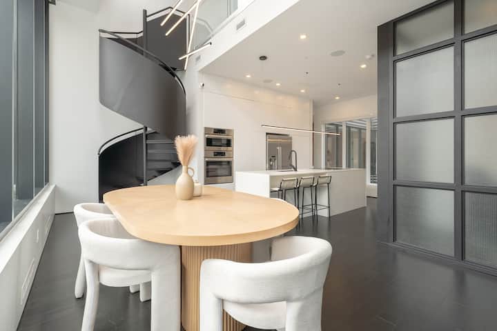 Entire Building | Luxe Penthouse + Rooftop Views - Montreal