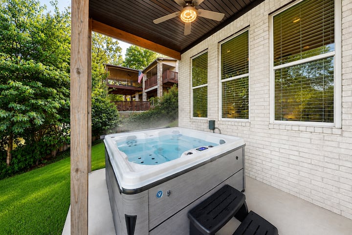 Lakefront | 5 Suites | 2 Living Rooms | Hot Tub - Lake Hamilton, AR