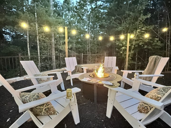 The Fernweh! Hot Tub, Arcade, Fire Pit. Free Wood! - Helen, GA