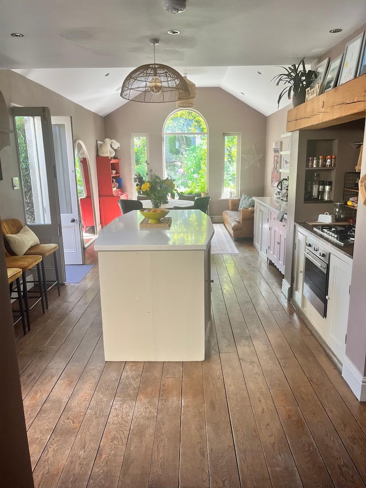 Grand Victorian Gem With Secret Garden Retreat - Greystones