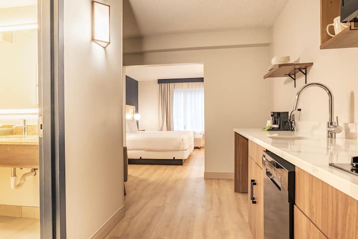 Elegant Urban Stay, 1 Or 2 Bedroom Suites - Danbury, CT