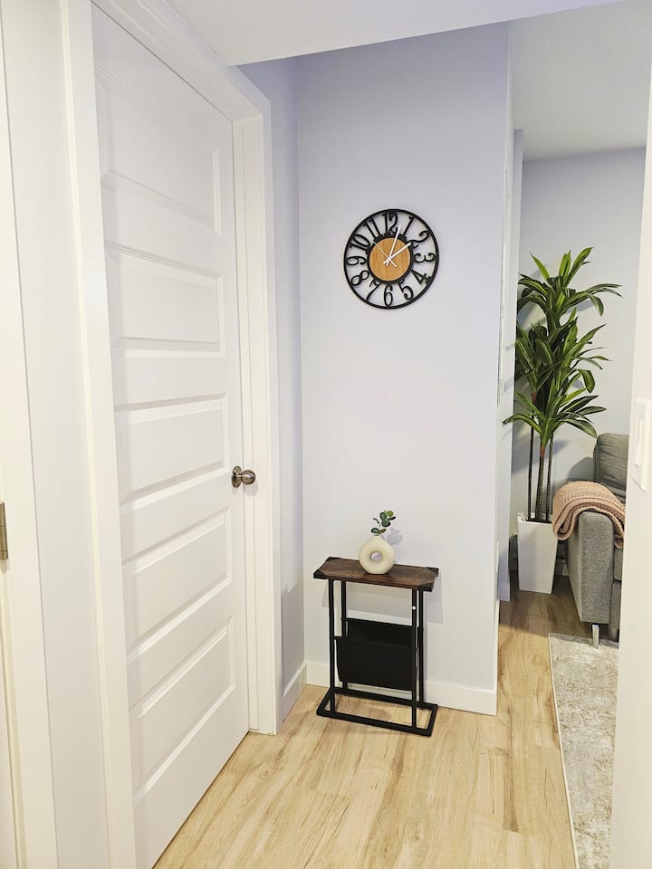 Luxury Modern Saskatoon Suite + Parking - Saskatoon