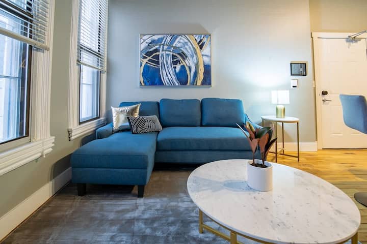 Royal King Bed Stay In The Heart Of Gr - Grand Rapids, MI