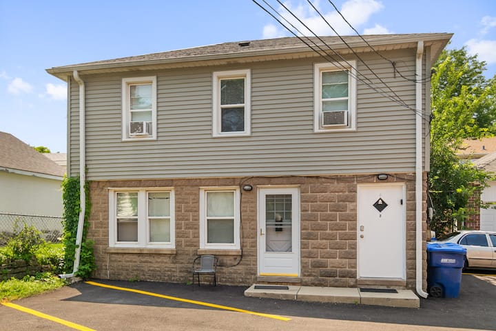 Stylish 1 Bedroom Apartment 2 Stops To Naval Base! - Lake Forest, IL