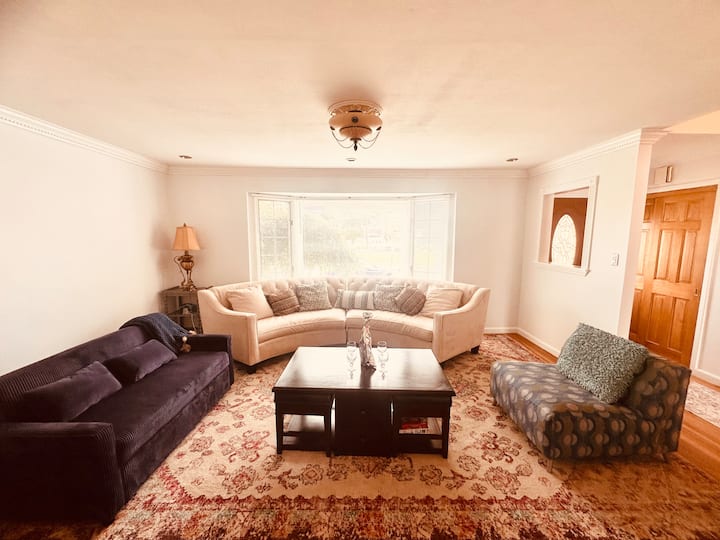 Spacious 5 Bedrms Sleep12 Private Backyard & Hoop - Oyster Bay, NY
