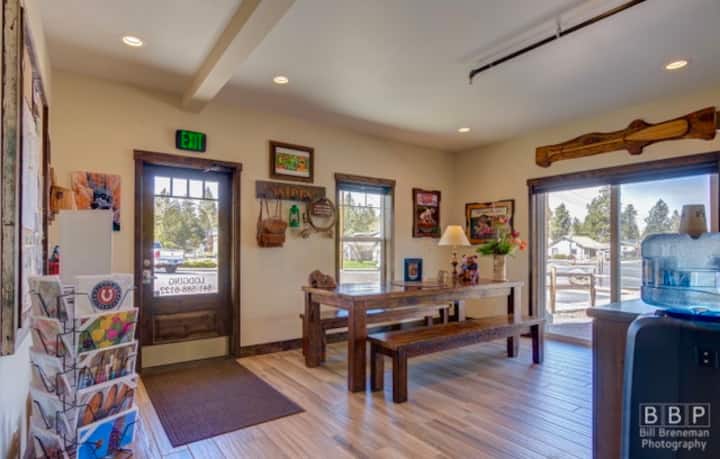 Room One – Ada & Pet‑friendly Comfort At Sisters B - Sisters, OR