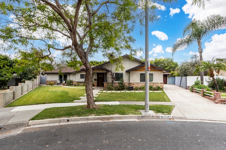 Private Resort-style Retreat Near Disney & Beaches - Los Alamitos, CA