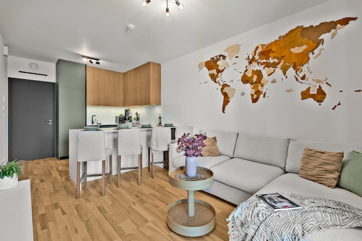 Elegant Retreat W/ City Skyline Views & Balcony - Pozsony