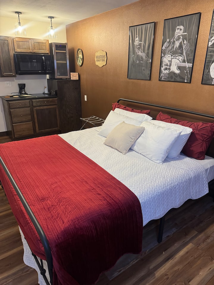 Outlaw Country Getaway | Route 66 | No Fees! - 야스퍼
