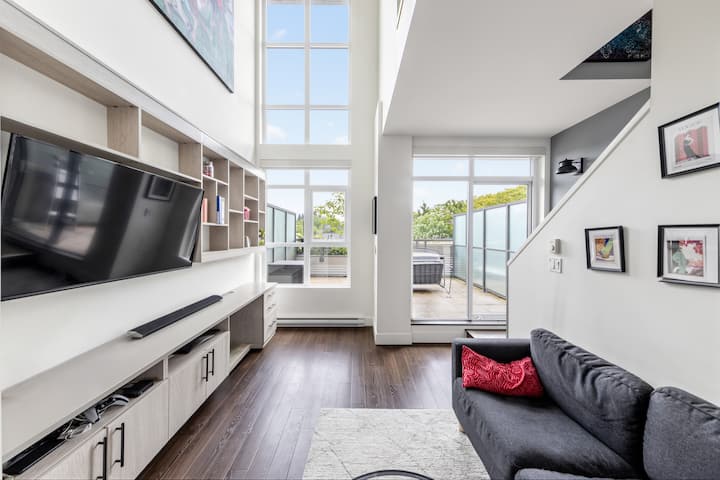Airy Retreat On Iconic Commercial Drive - Vancouver