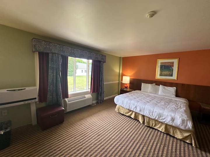 Colonial Motel Located In Brattleboro ,Vermont - Brattleboro, VT
