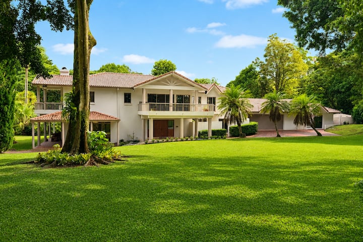 Glen Eden Manor | Hinterland Retreat | Spa, Gym - Mapleton