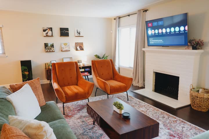 Stylish Retreat | King Bed, Backyard & Parking - Fresno university, Fresno