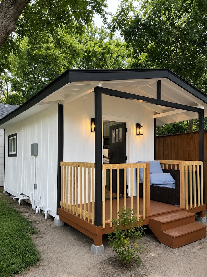 Hidden Gem Tiny Home W/ Modern Comfort - Houston, TX