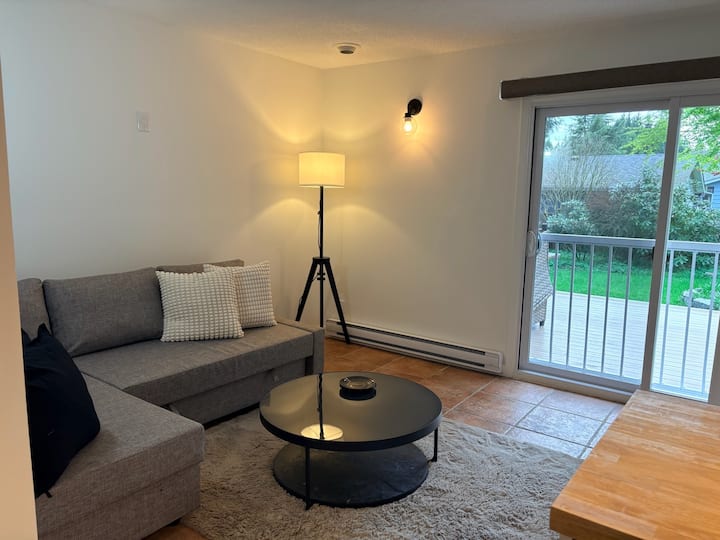 Modern Lynn Valley Suite + Massive Patio - Mount Seymour