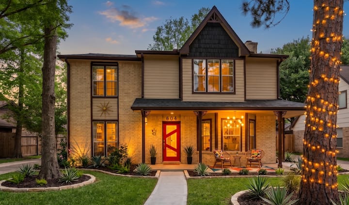 Storybook Home | King, 2 Queens + Porch Swing - Pasadena, TX