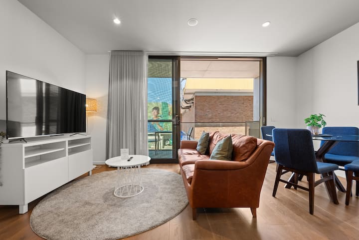 Luxurious 1br W/ Private Balcony & Secure Parking! - Canberra