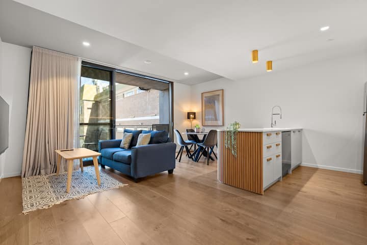 Stylish 1br W/ Private Balcony, Laundry & Parking! - Canberra