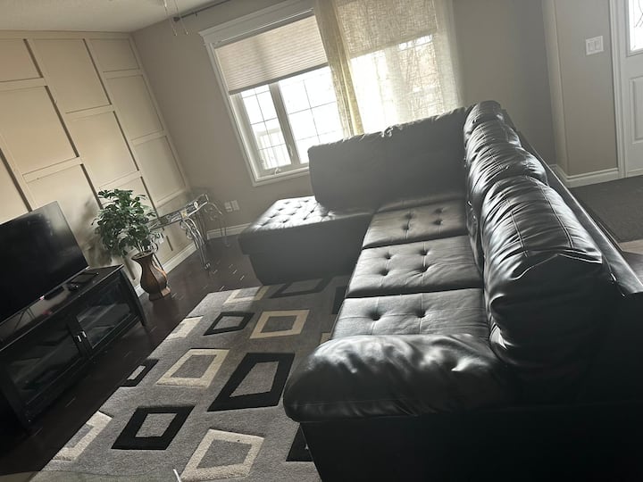 Northern Lights Retreat — Your Cozy Fort Mac Haven - Fort McMurray