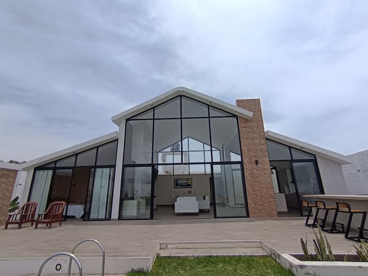 Casa De Campo Moderna Cerca A Altos Del Valle. - Trujillo, Peru