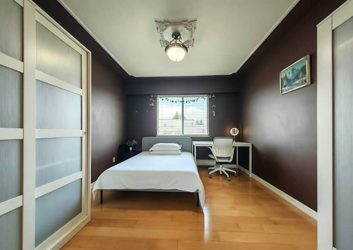 Room In Burnaby Near Sfu - Burnaby