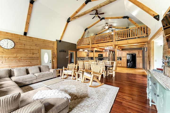 Big Rapids Lodge, Hot Tub, Pond, Game Room - Big Rapids, MI