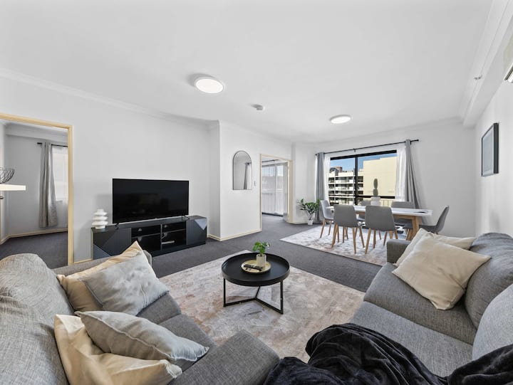 50 Bright Breezy East Perth Pool, Gym & Parking - Perth
