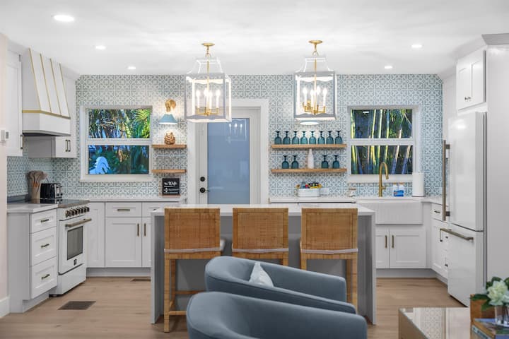 Luxury 2br Coastal Retreat • Walk To Beach - Boynton Beach, FL