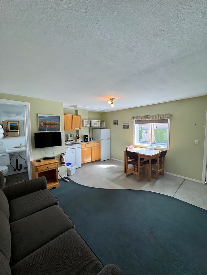 Suite 19 Green Gables Resort, Lake View Retreat - Osoyoos