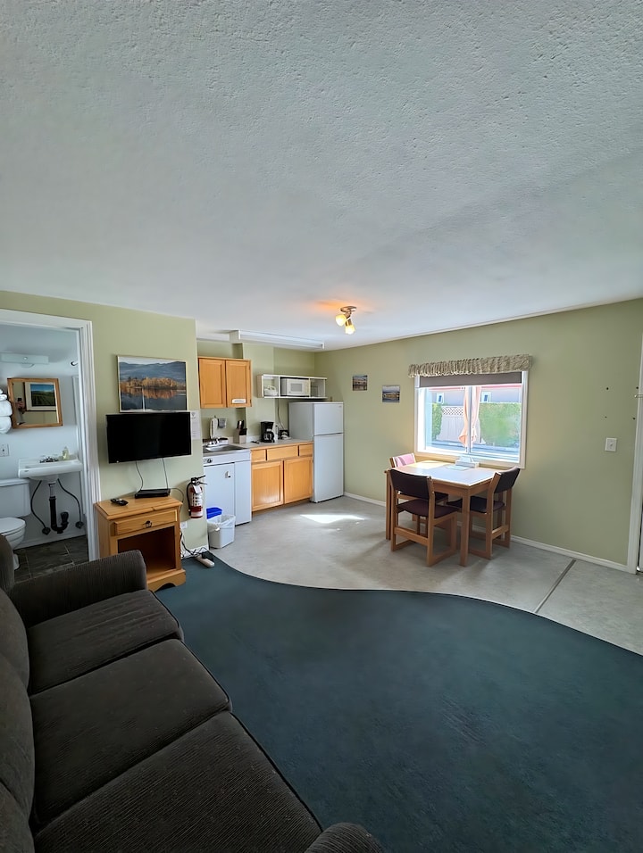 Suite 18 Green Gables Resort, Lake View Retreat - Osoyoos