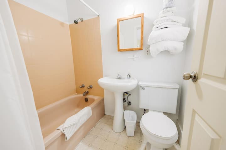 Suite 6 Green Gables Resort - 1 Bedroom - Osoyoos
