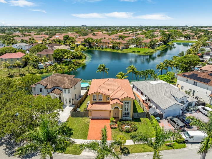 Lakefront Scenic House: 5 Beds, Bbq, Near Fl Keys - Cutler Bay, FL