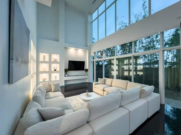 Modern 7-bedroom Beach Home - Pompano Beach, FL