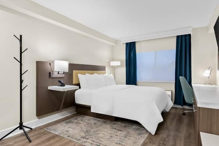Jersey Shore King Room | Bar, Pool & Gym - Asbury Park, NJ
