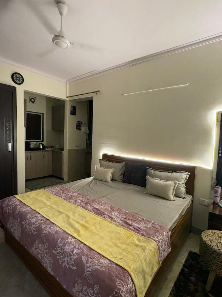Luxury Studio Apartment With Balcony, Near Max - New Delhi