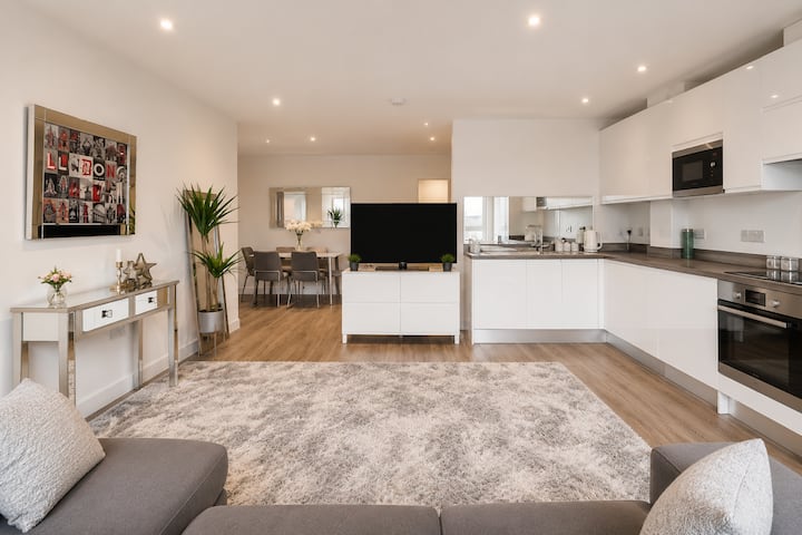 Luxury Town Centre Apartment / Sleeps 4 / Parking - Colchester