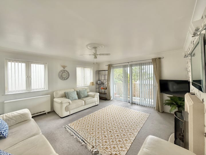 Central 2 Bedroom Apartment With Parking & Balcony - Kingsbridge