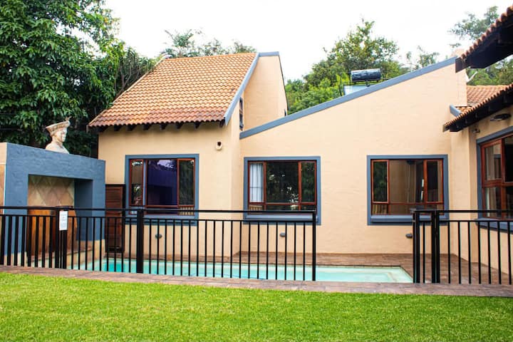 Threebees Guest House 

Free Airport Transfers - Pretoria