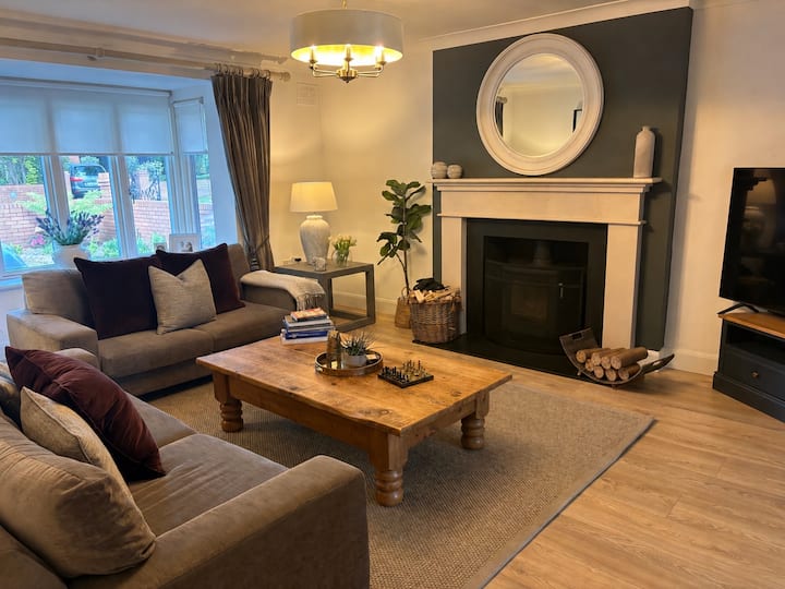 Beautiful Home In Leafy Foxrock - 鄧萊裡