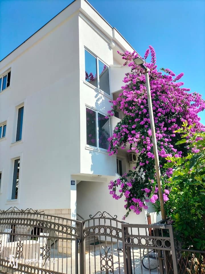 Villa Bratic - Garden Apartment - Budva