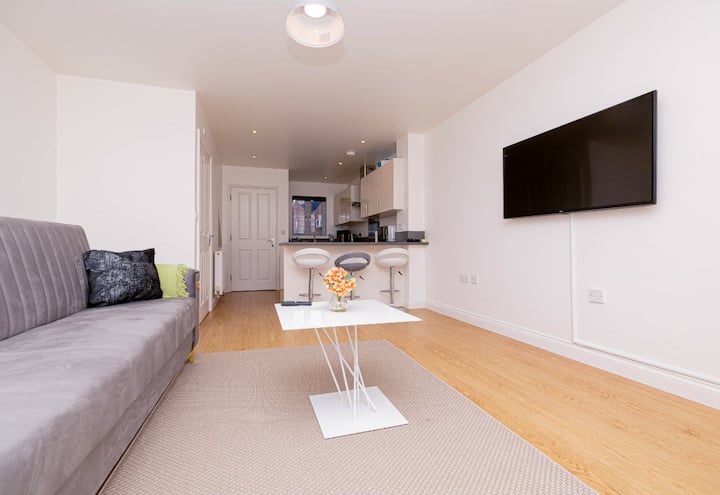 Entire Rugby House, 2 Bathrooms, 2 Parking Spaces. - Rugby