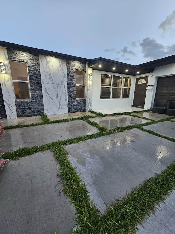 Cozy Queen Retreat | Near Sawgrass & Beach - Sunrise, FL