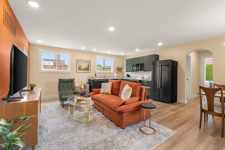 Mid-century Gem: Walkable, Downtown Views, Private - Columbus, IN