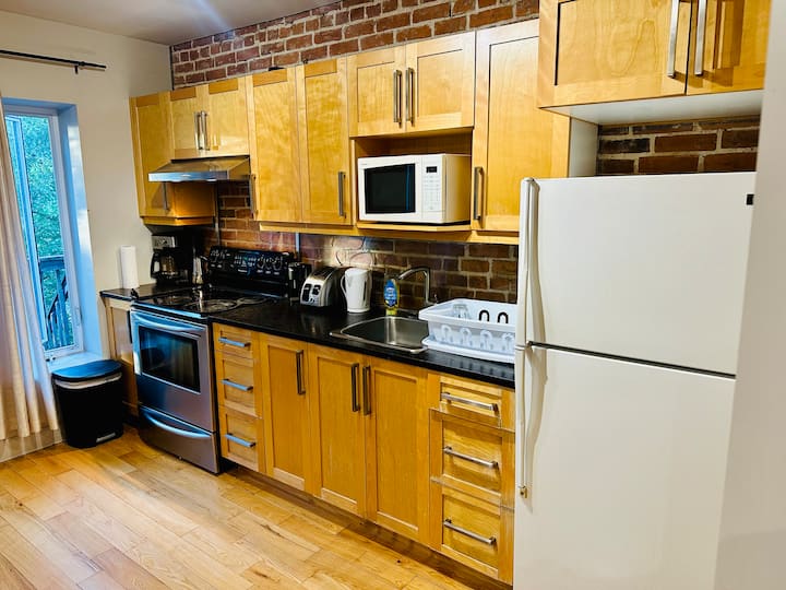 Comfortable Downtown Stay With Free Parking - Sherbrooke