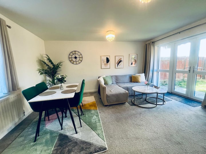 3 Bedroom Contractor House | Parking | 2 Bath - Luton