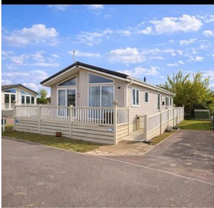 Luxury 2-bed Holiday Home - Pool, Golf & Beaches - Westgate-on-Sea