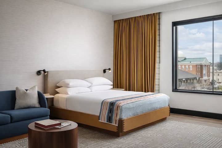 King Deluxe | Hotel Tupelo | Downtown Tupelo - Tupelo, MS